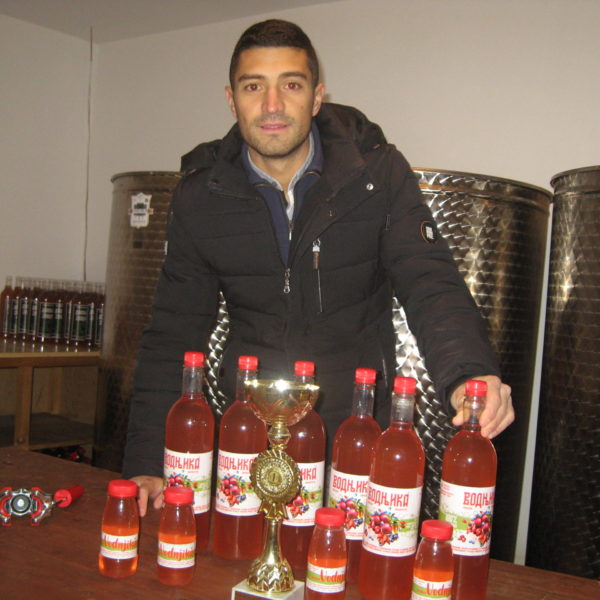 NAJVEĆI PROIZVOĐAČ VODNJIKE NA SVETU | Infoera